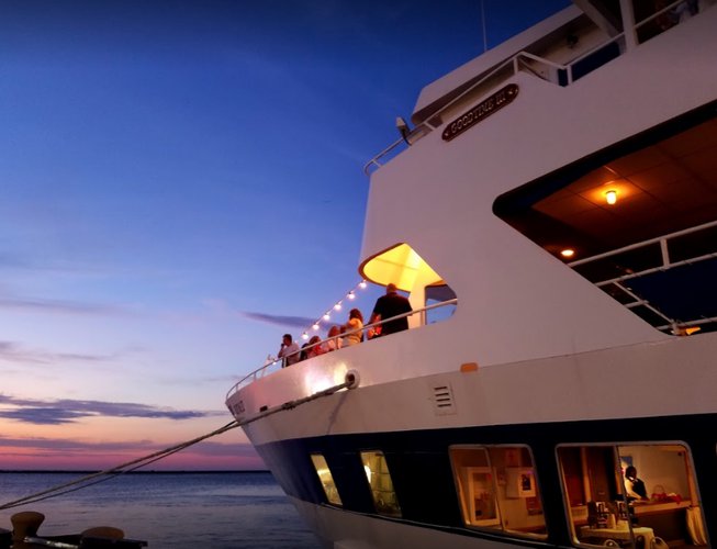 Boat Rental in Cleveland, Ohio | Yacht Rides on Lake Erie from Sailo
