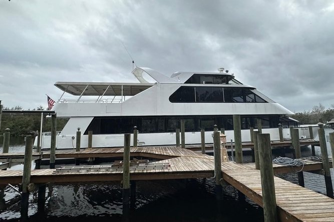 Skipliner Cruiser 54687 Luxury Motor Boat Rental Miami, FL | Sailo