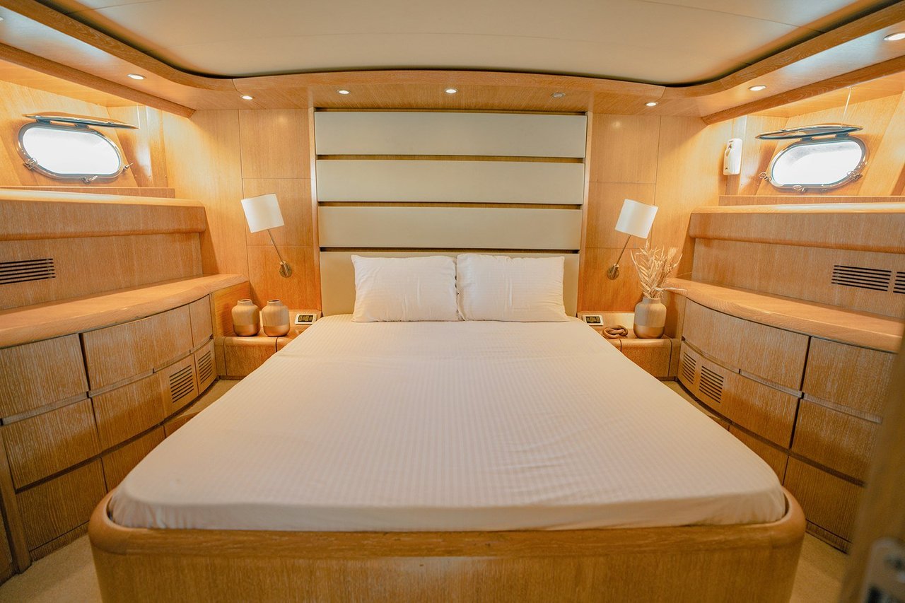 Maiora Flybridge 117333 Luxury Motor Boat Rental Dubai, AE | Sailo