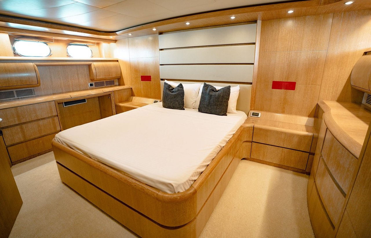 Maiora Flybridge 117333 Luxury Motor Boat Rental Dubai, AE | Sailo