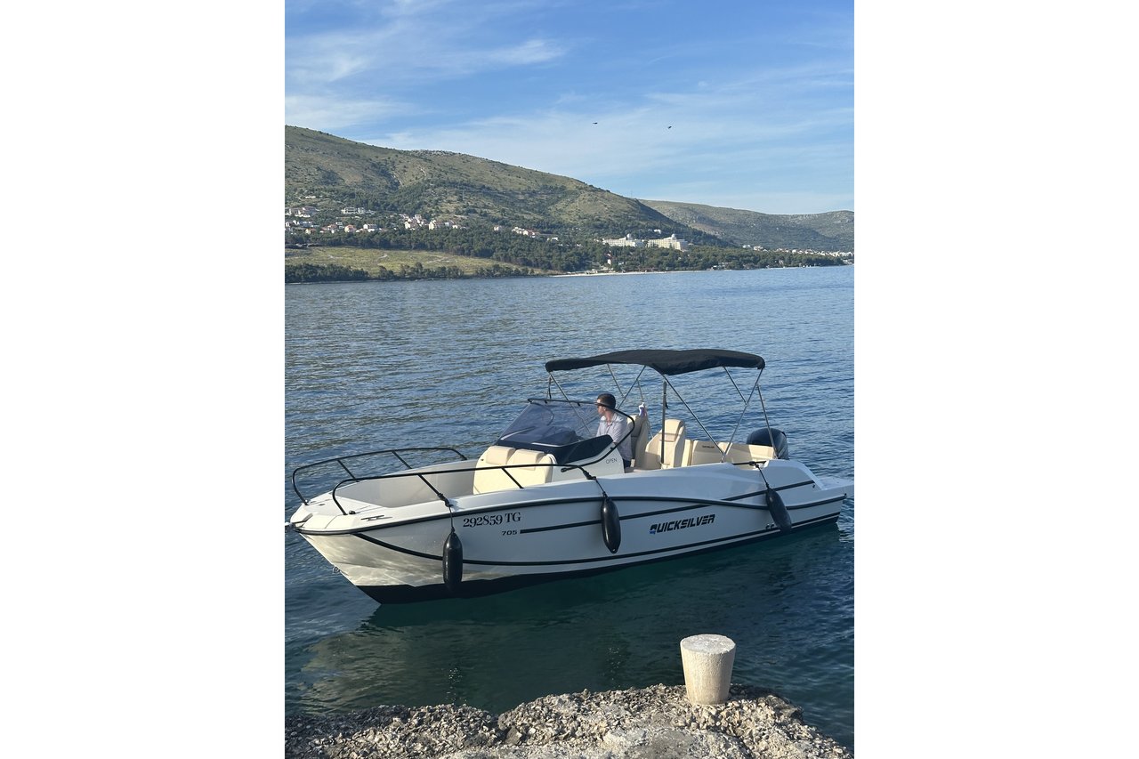 Motor 23.62’ Brunswick Corporation Boat Rental in Trogir 121070 | Sailo